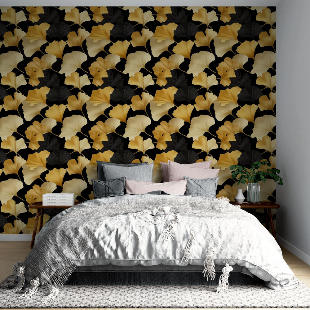 Foto Behang ginkgo | Gouden en zwarte ginkgobladeren op een zwarte ach ...