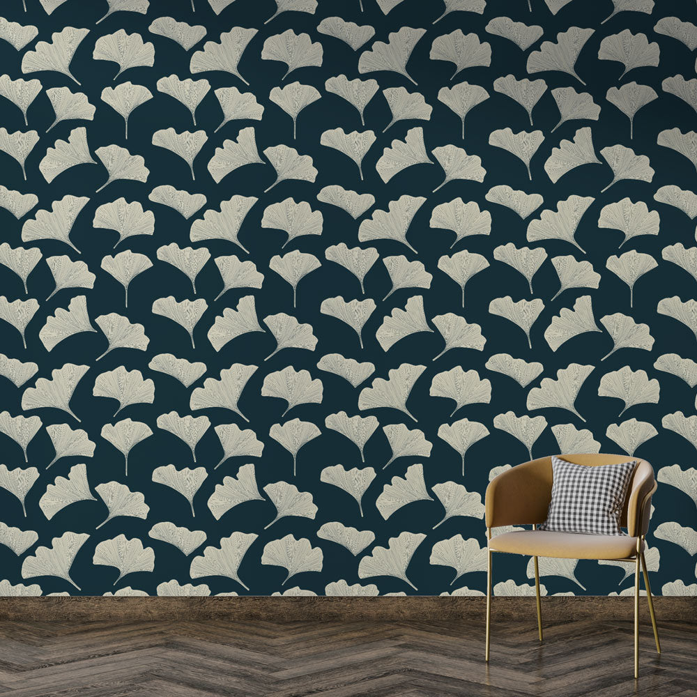 Foto Behang ginkgo | Delicate ginkgo bladpatronen op diepblauwe achter ...